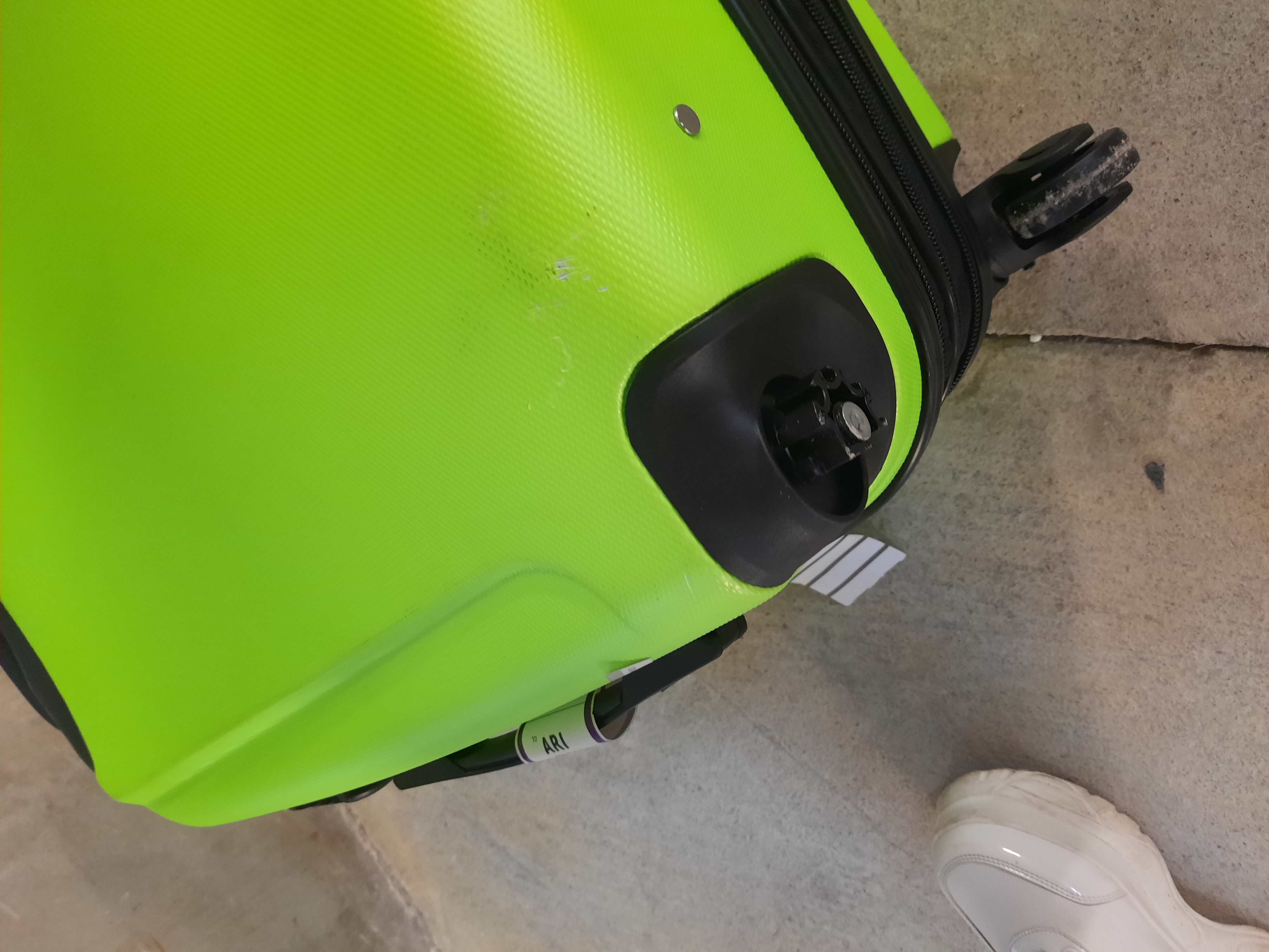 Sky Airline - Maleta Rota - Sin Solucion Al Respecto Maleta Rota ...